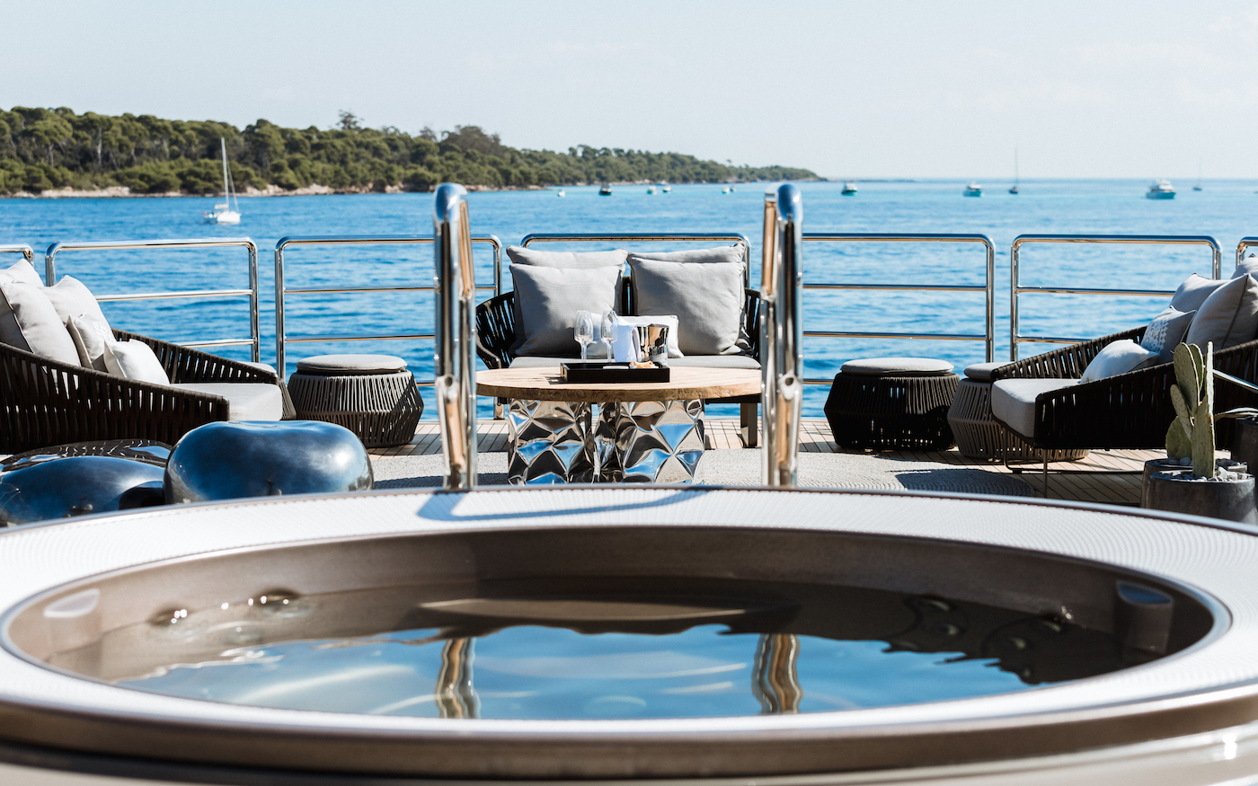 Jacuzzi 2 – Luxury Yacht Browser | by CHARTERWORLD Superyacht Charter